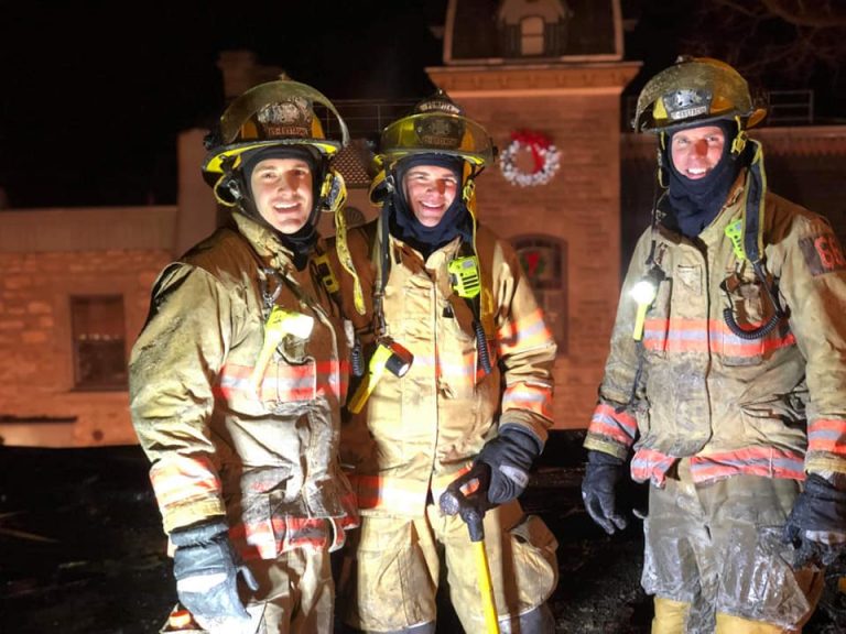 Le pompier en uniforme | Pleins feux sur le métier de pompier : Les ...