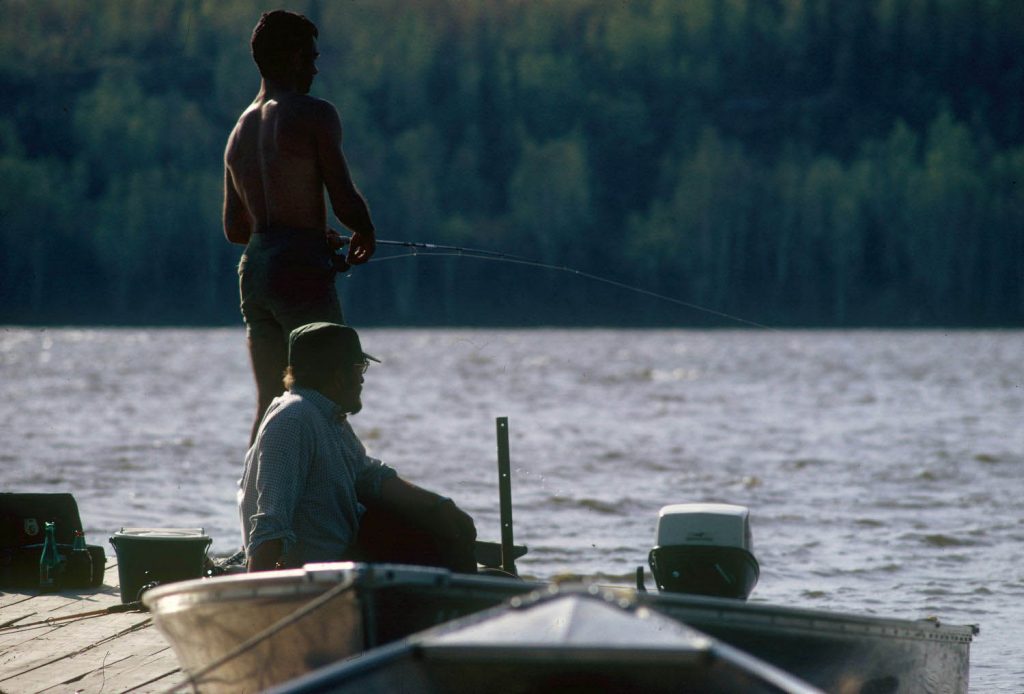 Des pêcheurs au bord d'un lac à Rémigny | L’Abitibi-Témiscamingue : une ...